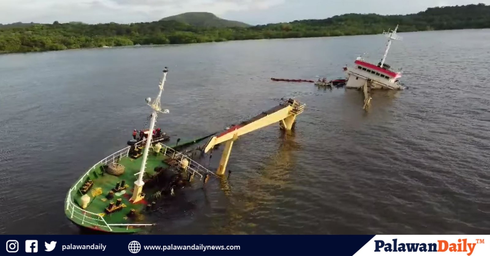 Oil spill boom, inilatag sa paligid ng barkong nabahura sa Balabac, Palawan