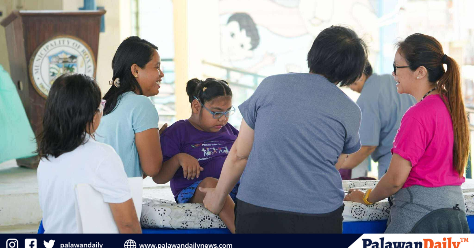 32 benepisyaryo, nabiyayaan ng libreng saklay at wheelchair sa ilalim ...